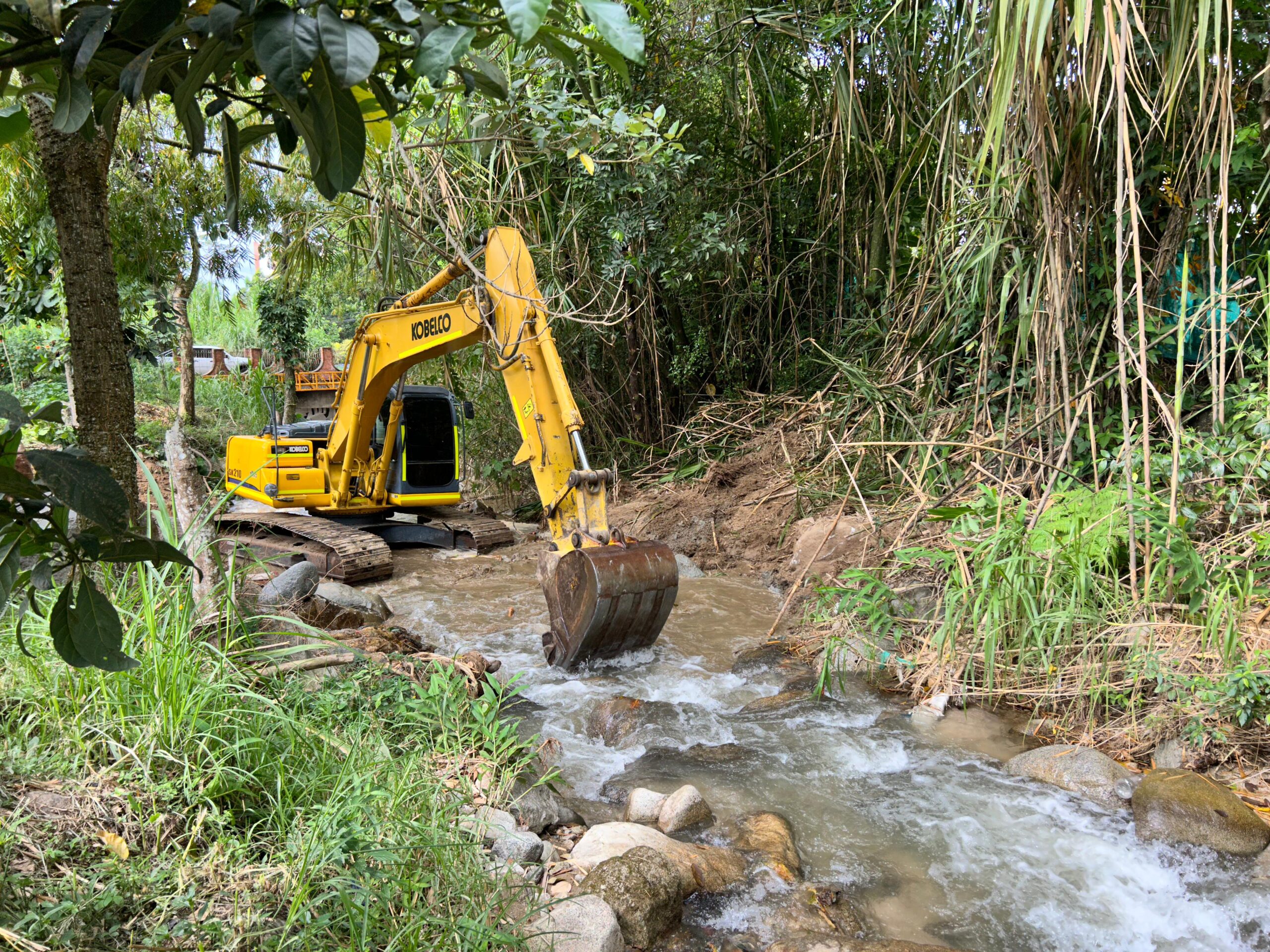 Alcaldía de Ibagué interviene quebrada Las Panelas para prevenir emergencias en la comuna Seis ...